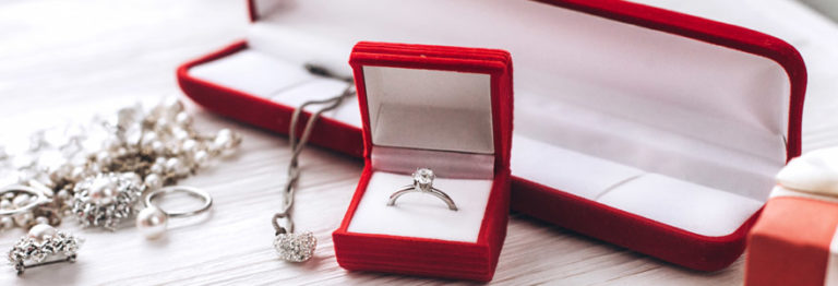 Bijoux à offrir pour une future maman : 4 idées cadeaux